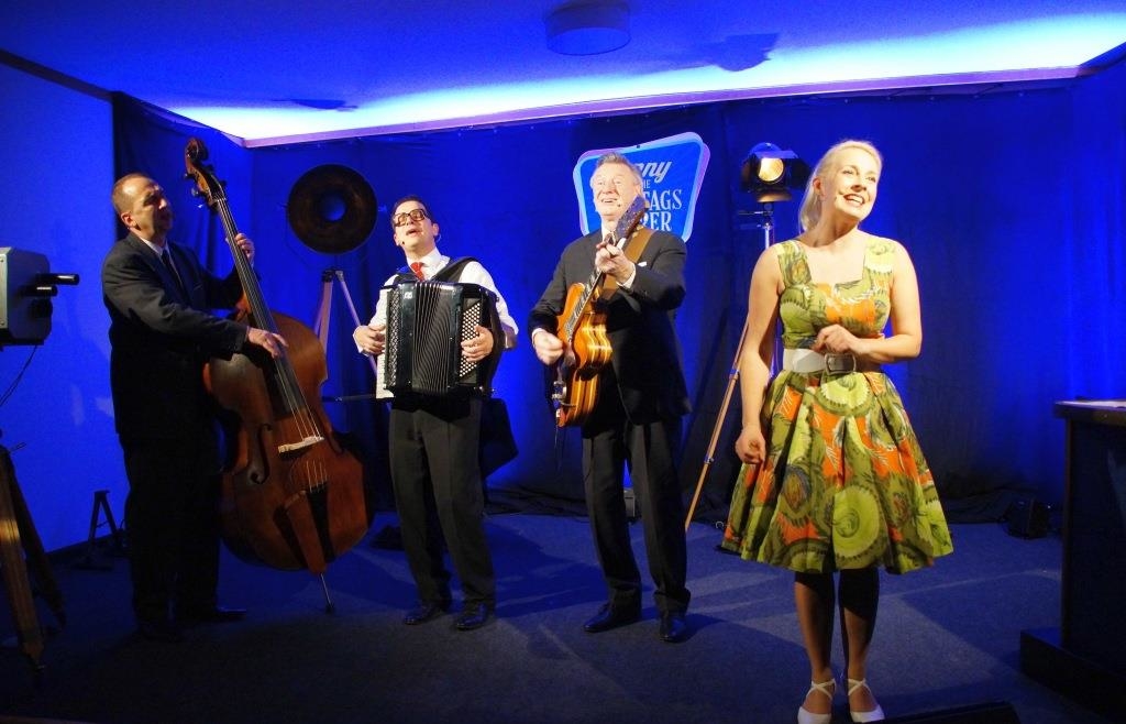 Conny und die Sonntagsfahrer entführen Publikum in heile und heitere Welt