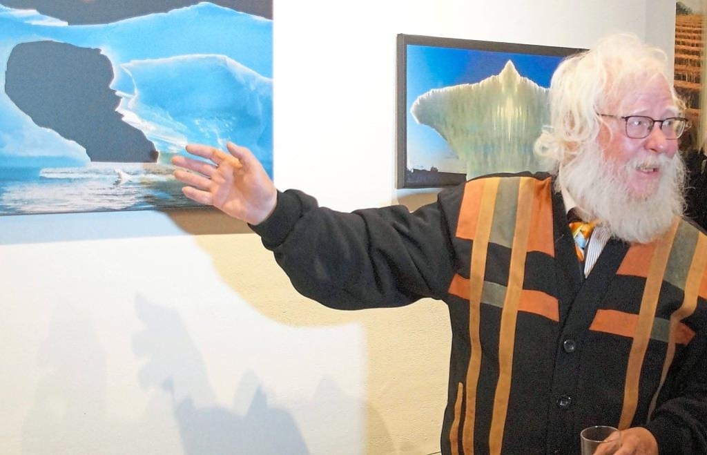 Fotograf Klaus Rudolf ist seiner Ausstellung „Unterwegs“ in echten und ...