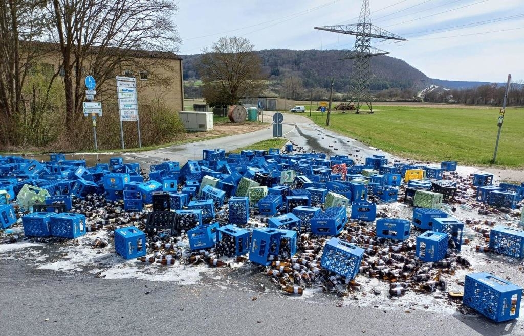 Laster verliert im Kindinger Kreisel Ladung: Hunderte Flaschen Bier ...