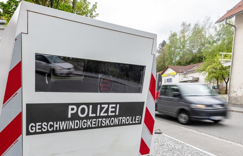 Mit 125 Stundenkilometern in der 50er-Zone: Polizei blitzt Raser in Allersberg