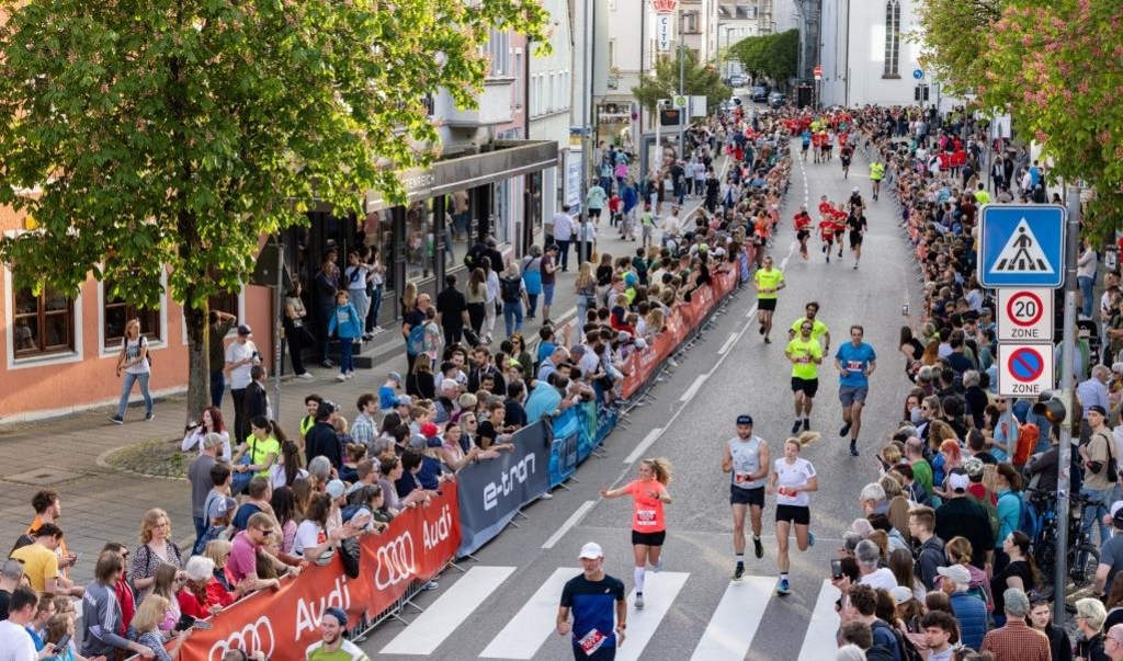 Gute Stimmung beim Ingolstädter Halbmarathon: Tausende Läufer starten bei hohen Temperaturen