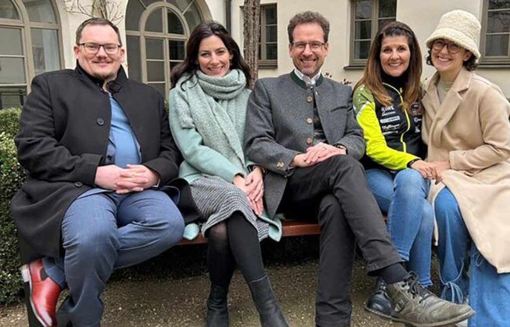 Landrat Peter von der Grün übergibt Bänke für den Rosengarten des ...