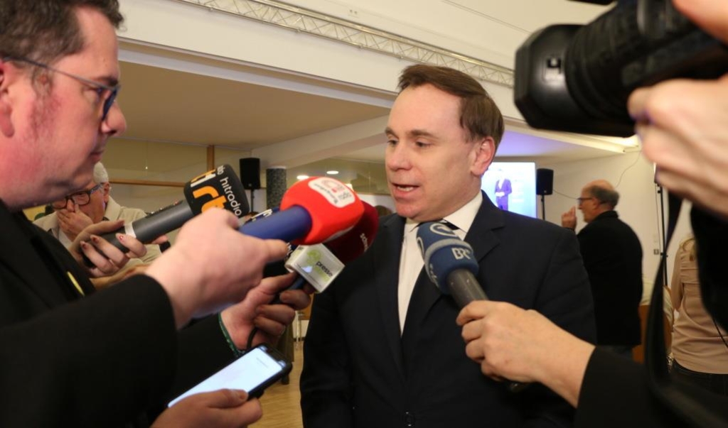 CSU-Kandidat Ullrich weist Grünen-Kandidatin Roth zurück und kritisiert ...