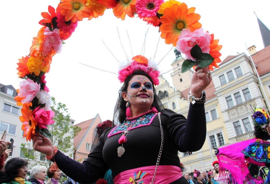 Bunt, fröhlich, laut: Ingolstadt feiert den Día de Muertos