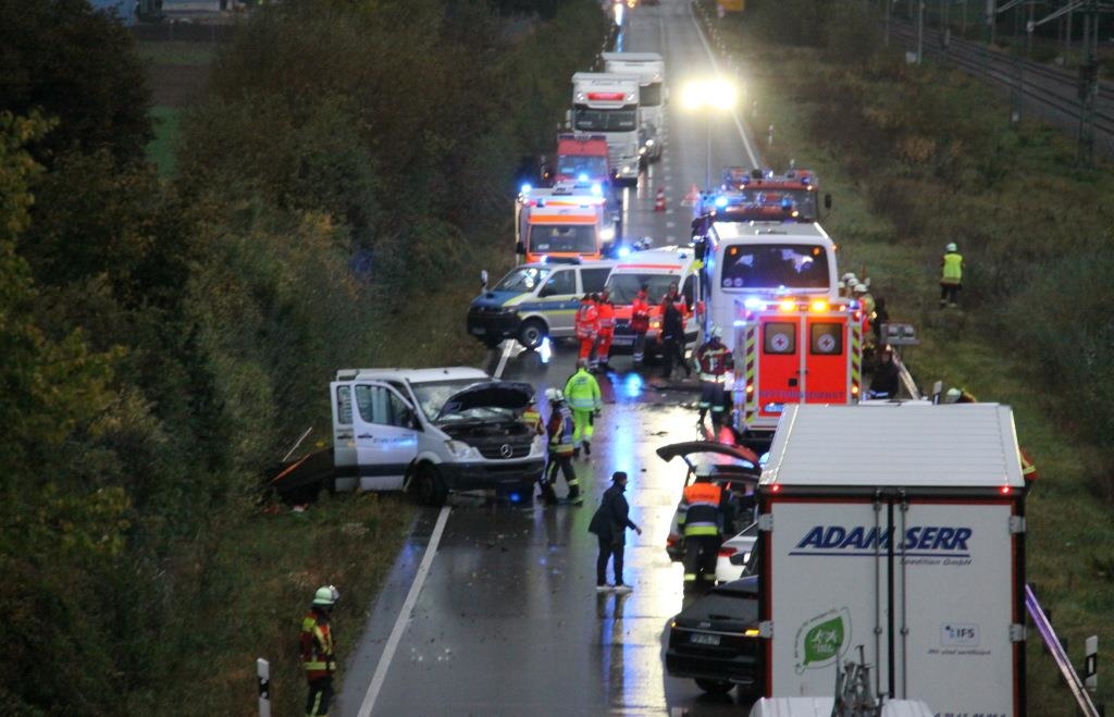 Bus prallt in Baufahrzeug: Zwei Schwerverletzte bei Unfall auf B13 bei Reichertshofen