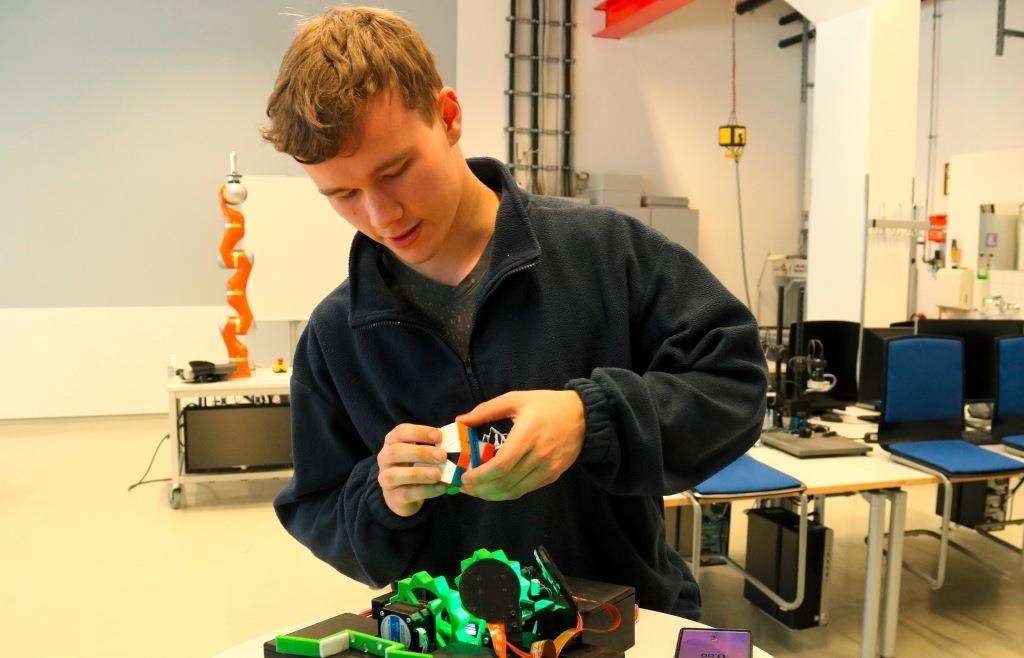 THI-Student Moritz Lotz entwickelt Roboter, der einen Square-1-Cube in ...