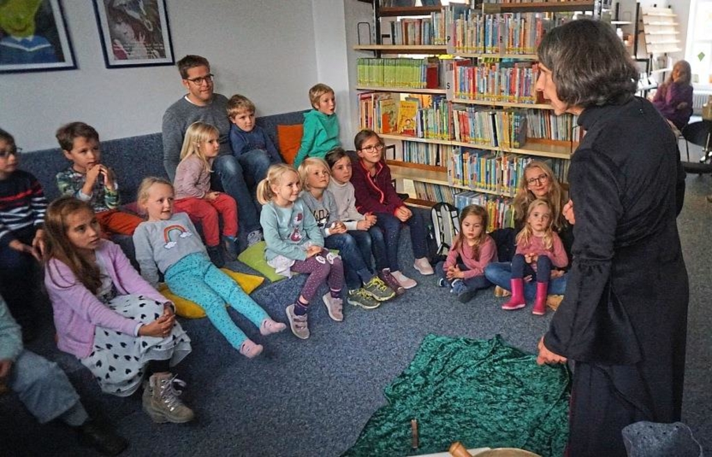 Andrea König tritt als Märchenerzählerin in der Stadtbücherei Eichstätt auf