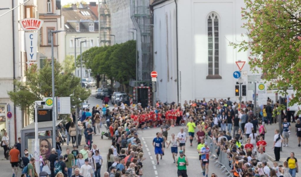 Gute Stimmung beim Ingolstädter Halbmarathon: Tausende Läufer starten bei hohen Temperaturen