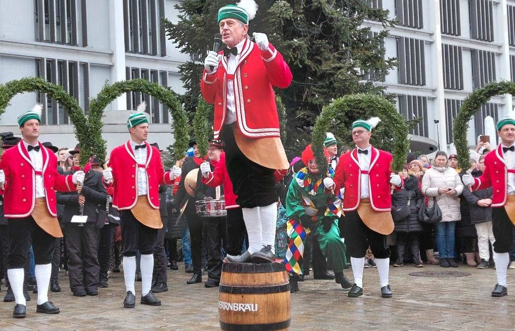 „Aba heit is koit“: Ingolstädter Schäffler feiern Saisonauftakt auf dem ...