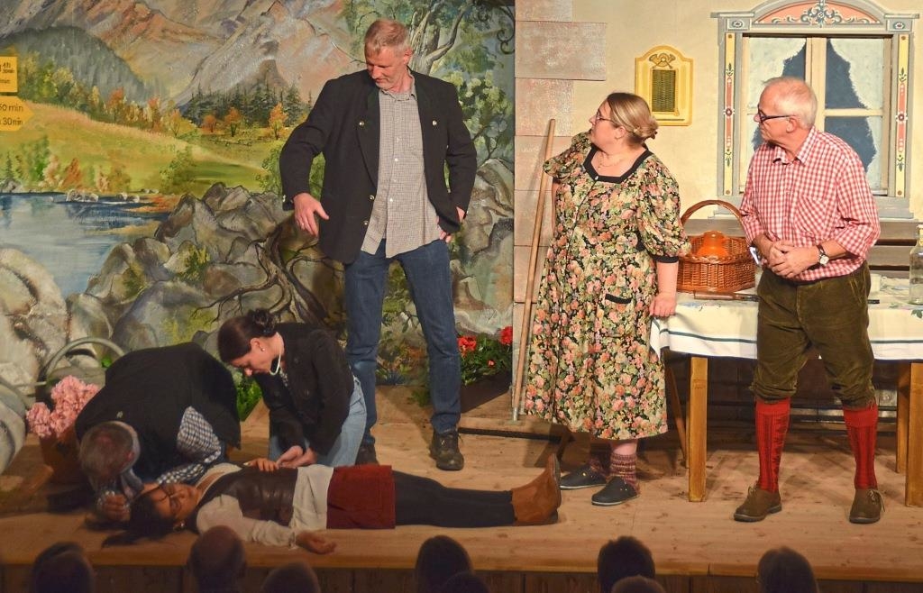 Das Ensemble der Altmühlbühne bringt mit „A so a bläde Gschicht“ sein ...