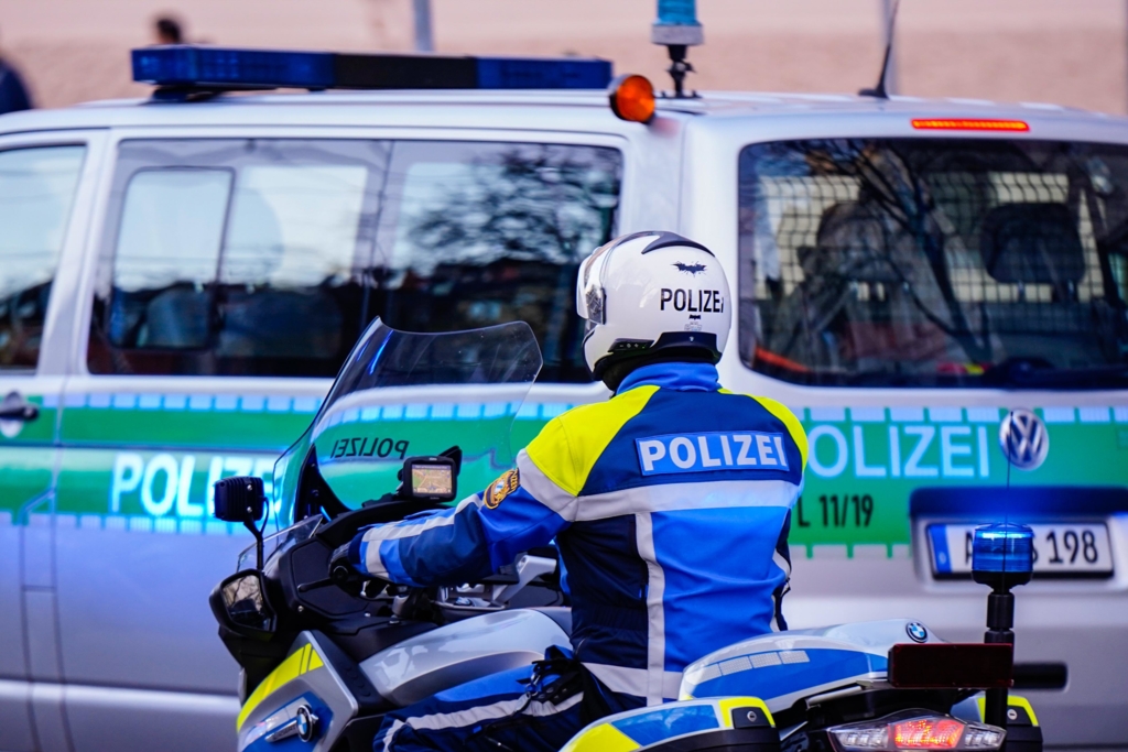 Mann droht seinen Nachbarn mit Messer