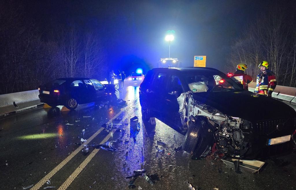 B16 zeitweise gesperrt: Aquaplaning-Unfall bei Bad Abbach fordert zwei Verletzte