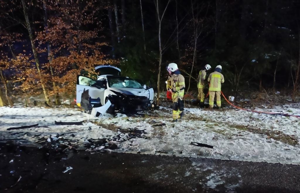 Unfall auf der Jurahochstraße bei Eichstätt: Autos prallen zusammen – Zwei Schwerverletzte