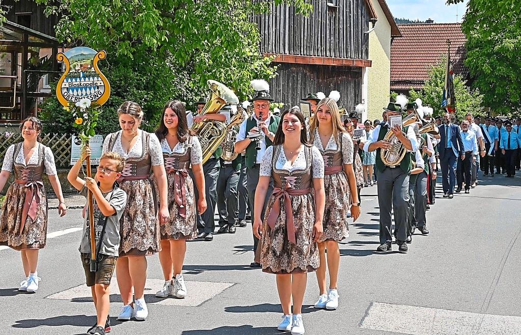 Sonne lacht dem Festzug der KSK Offenbau-Lohen zu