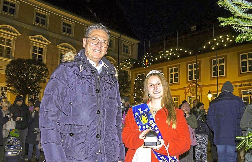 Schwarzachkönigin Maja Werner und Bürgermeister Josef Dintner geben ...