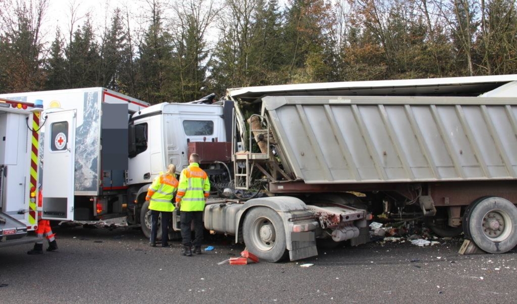 Lkw-Fahrer (53) schwer verletzt: Unfall mit mehreren Lkw auf A9 bei Denkendorf
