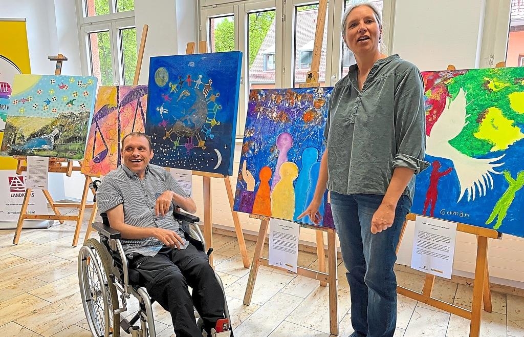 Bunte Vernissage im Foyer des Rother Landratsamtes