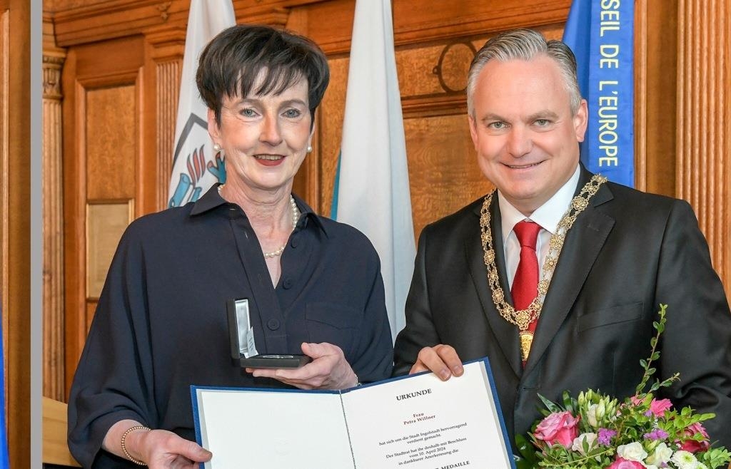 Oberbürgermeister verleiht Hans-Peringer-Medaille an Petra Willner und ...