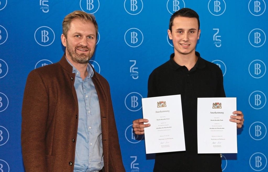 Freude über die doppelte 1,0: Auszubildender der Firma Biersack in ...