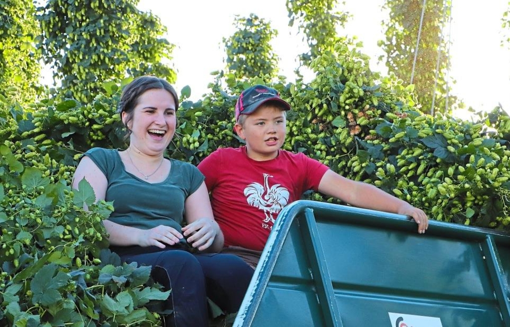 Kathi Paulus informiert sich auf Pondorfer Hopfenhof über die Ernte des ...