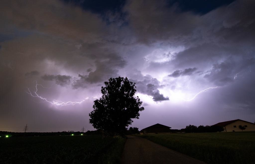 Wetterdienst warnt vor starken Gewittern in der Region – Diese Landkreise sind betroffen