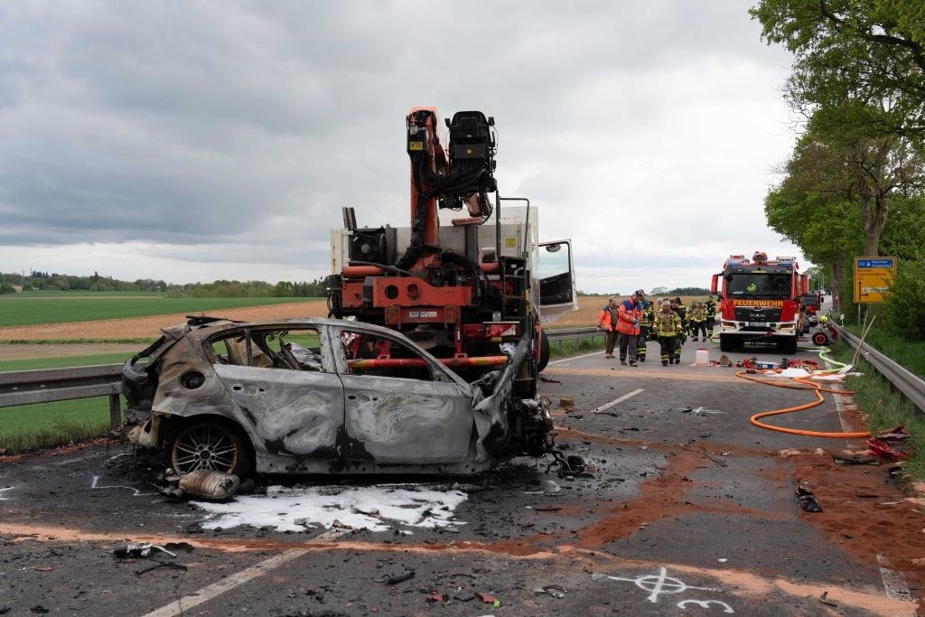 Ein Toter bei schwerem Unfall zwischen Auto und Lkw auf B13 bei Haimhausen
