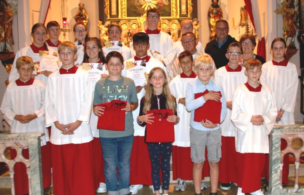 Pfarrei Töging verabschiedet Ministranten und langjährige Mesnerin Gertraud Halbritter