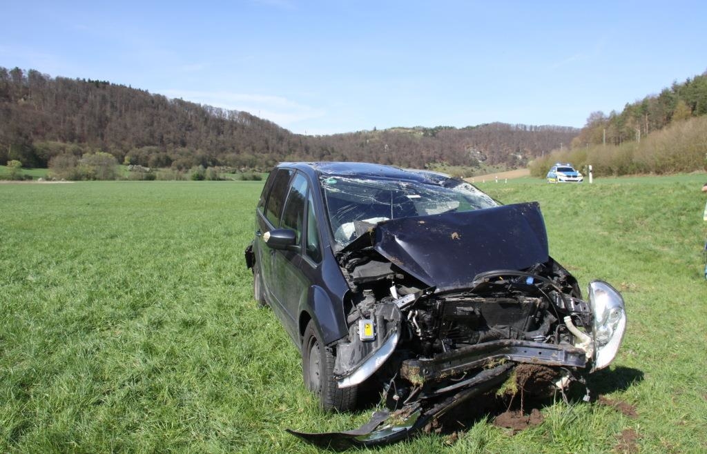 Auto mehrfach überschlagen: Vater und Sohn nach Unfall bei Dollnstein verletzt