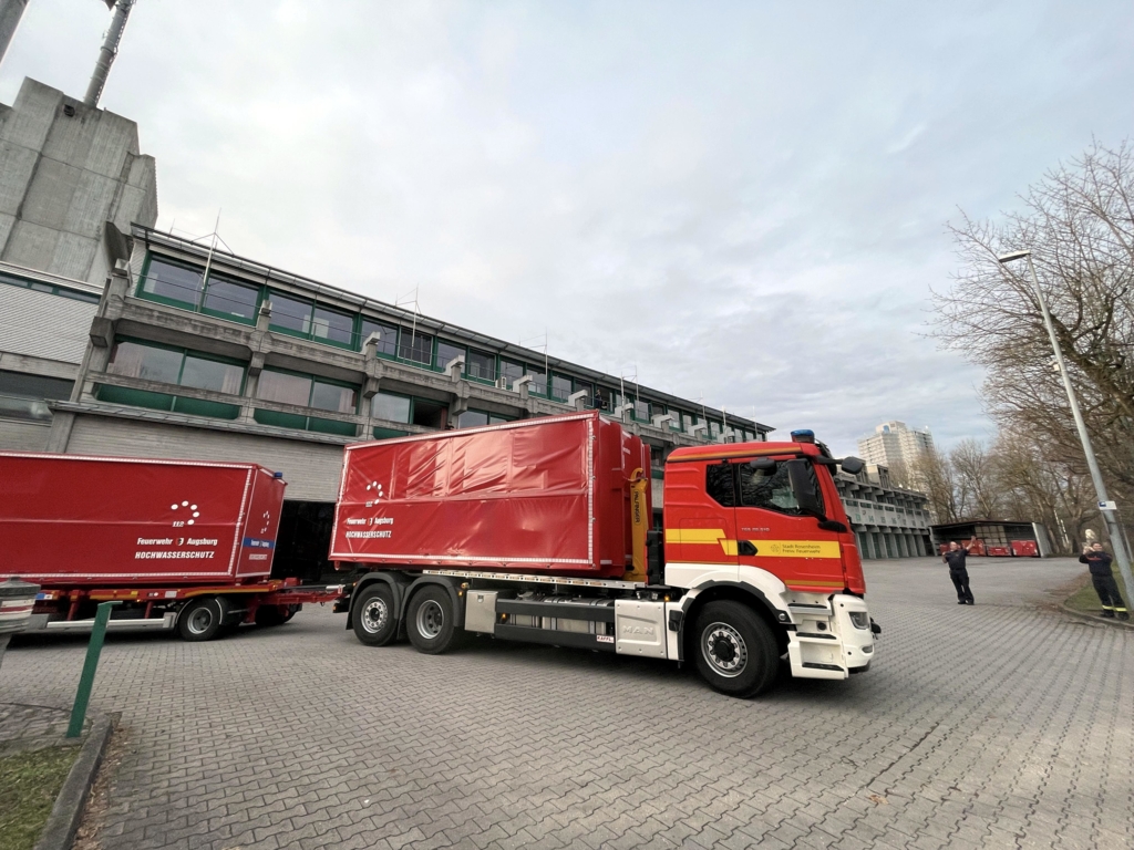 1100 Meter lange Hochwasserschutzwand auf dem Weg von Augsburg nach Meppen