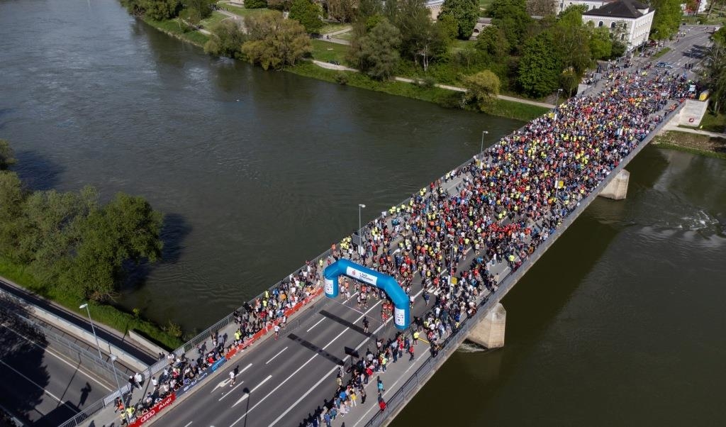 Gute Stimmung beim Ingolstädter Halbmarathon: Tausende Läufer starten bei hohen Temperaturen