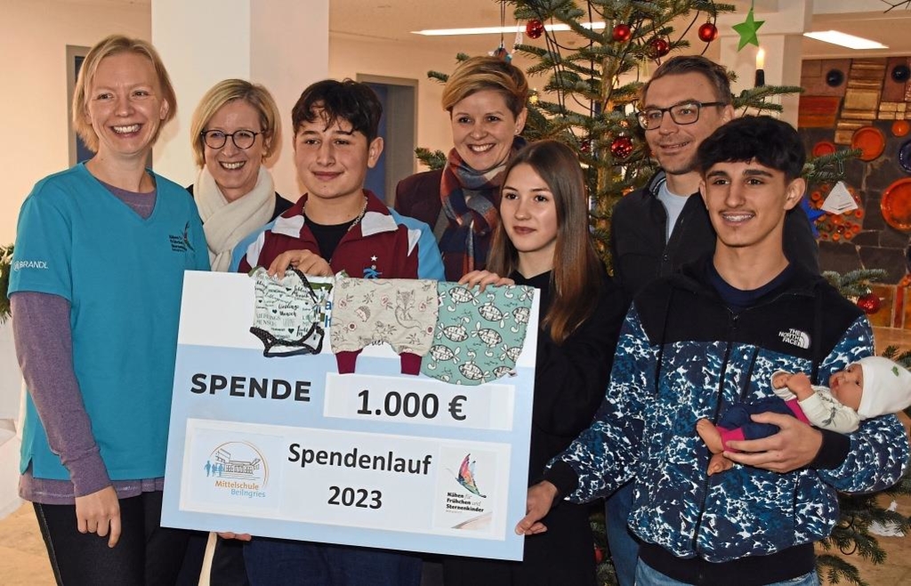 Beilngrieser Mittelschule überreicht Spende an Nähverein für Frühchen ...
