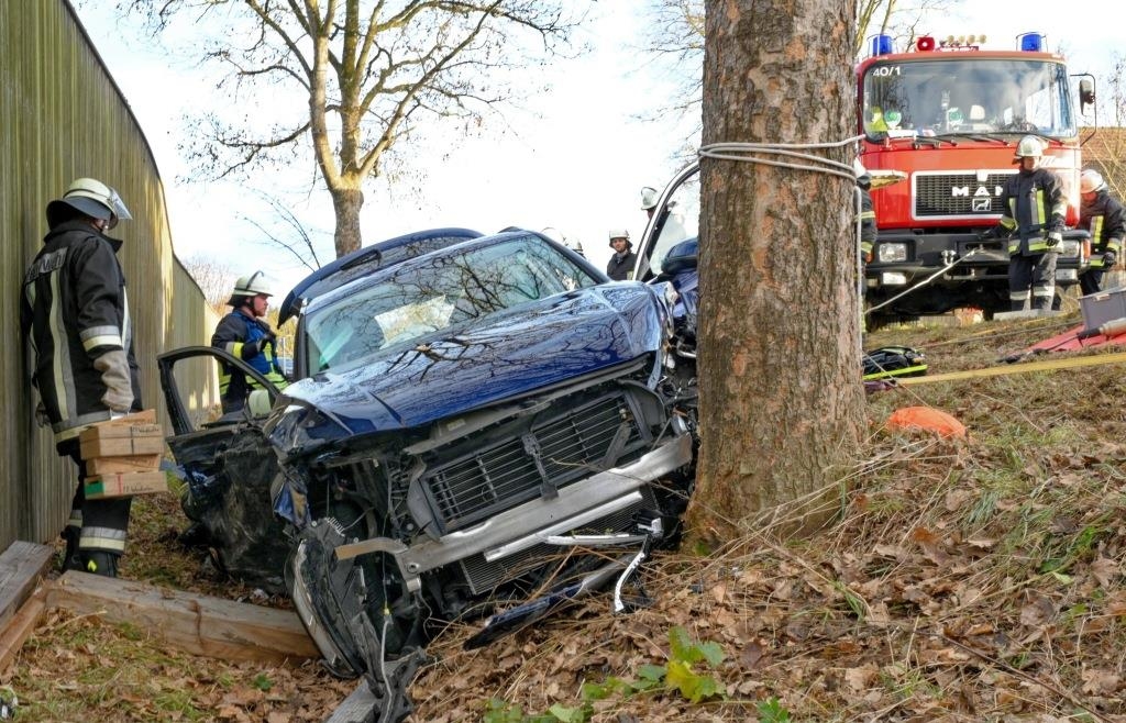 77-Jähriger fährt bei Strobenried gegen Baum: Beifahrerin (66) schwer verletzt
