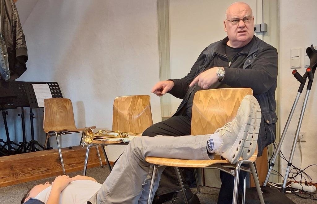 Malte Burba lehrt die Atemtechnik: Workshop für Bläser beim Musikverein ...