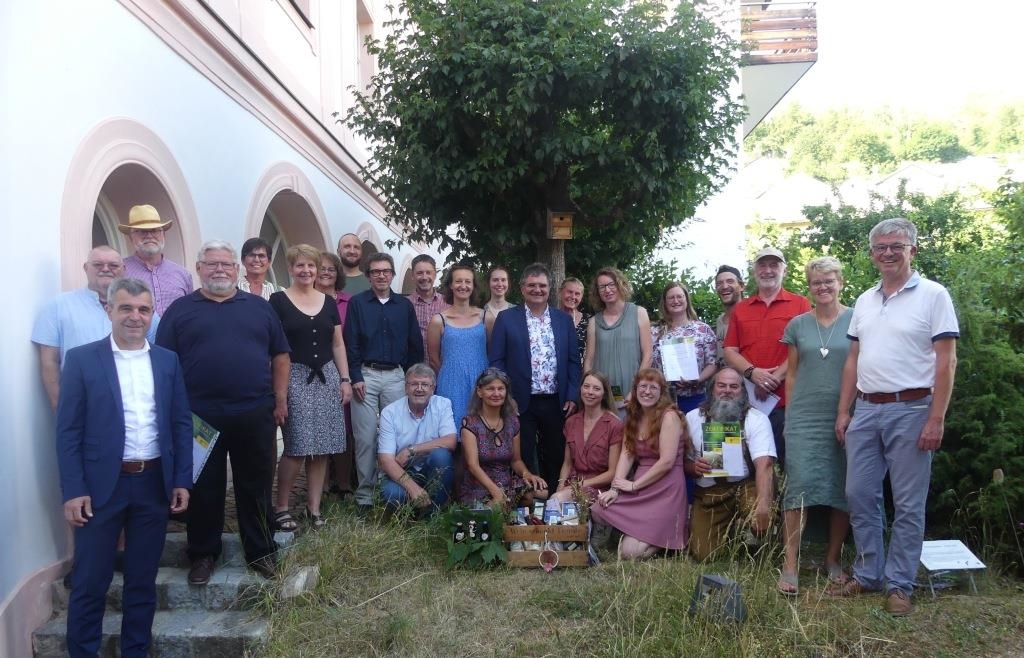 Landrat Alexander Anetsberger überreicht Ausweise an Natur- und ...