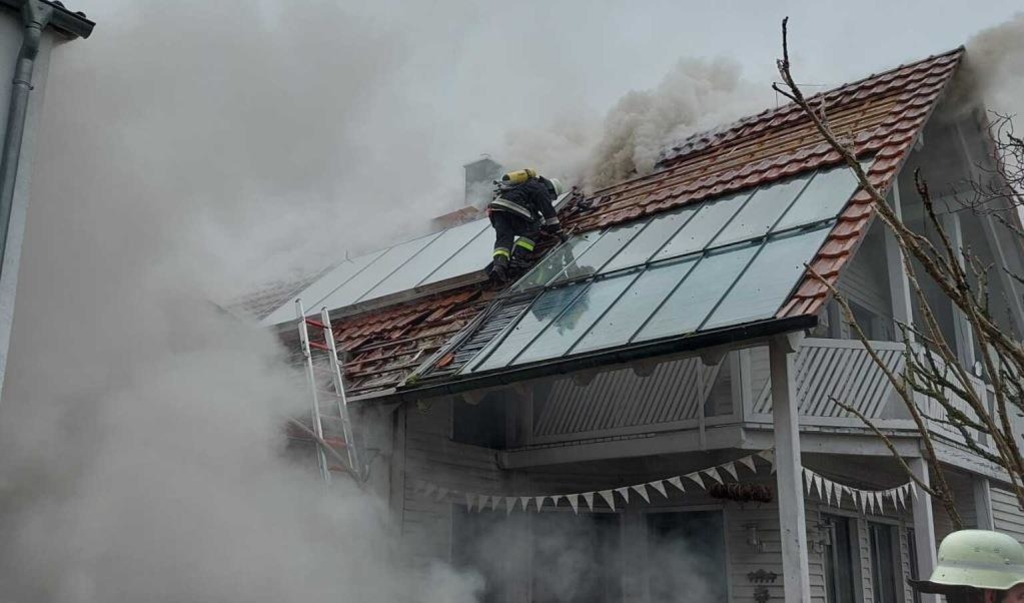Nach Hausbrand in Wengen: THW errichtet Notdach