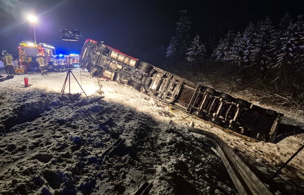 Lastwagen rutscht bei Dasing von der A8 – die Bergung gestaltete sich ...