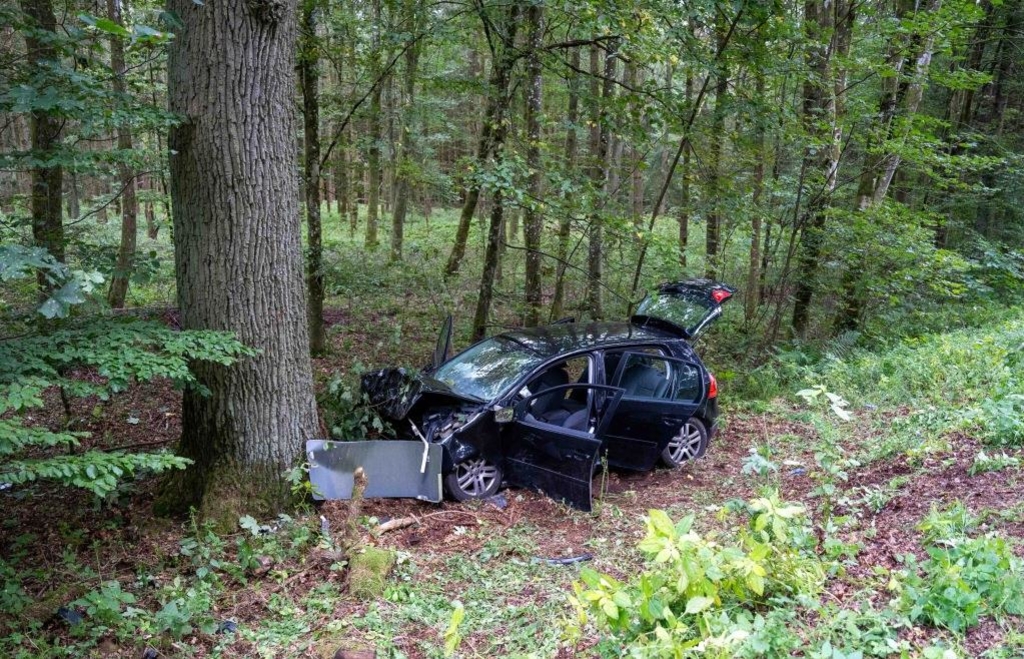 Unfall bei Wettstetten: Autofahrer (29) prallt frontal gegen Baum und stirbt