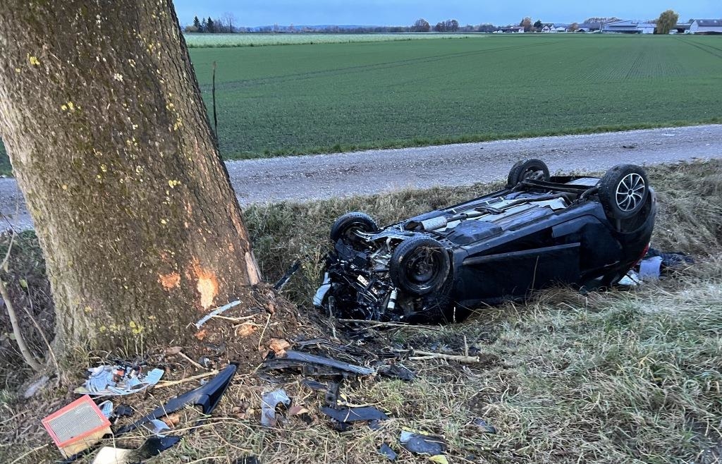 Verkehrsunfall bei Karlshuld: Autofahrer (58) prallt gegen Baum und wird schwer verletzt
