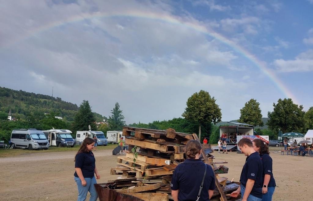 Regenbogen über dem Riedenburger Johannisfeuer