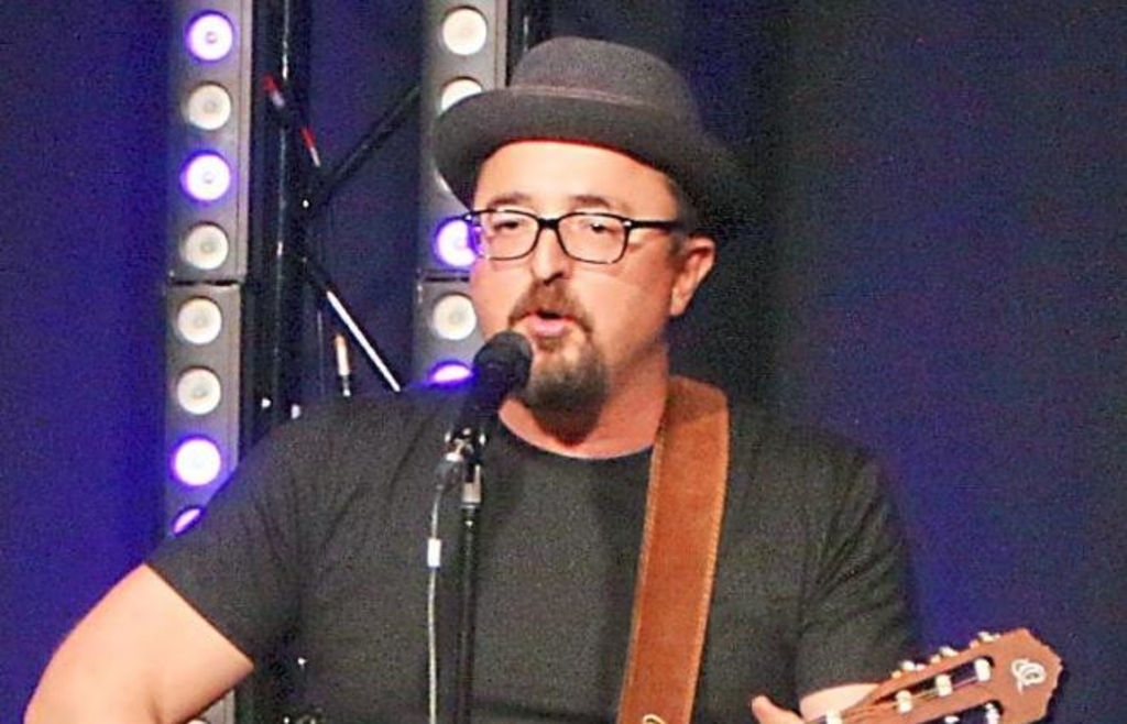 Musikkabarettist Helmut A. Binser begeistert das Publikum in Oberdolling