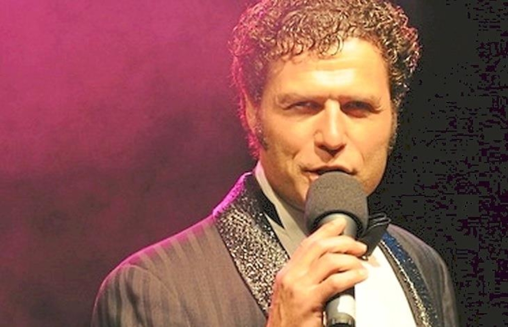 Elvis-Imitator und die Band der Zukunft kommen