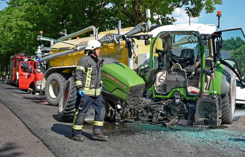 Transporter prallt in Traktor und teilt diesen entzwei: Kind (7) mit Heli ins Krankenhaus geflogen