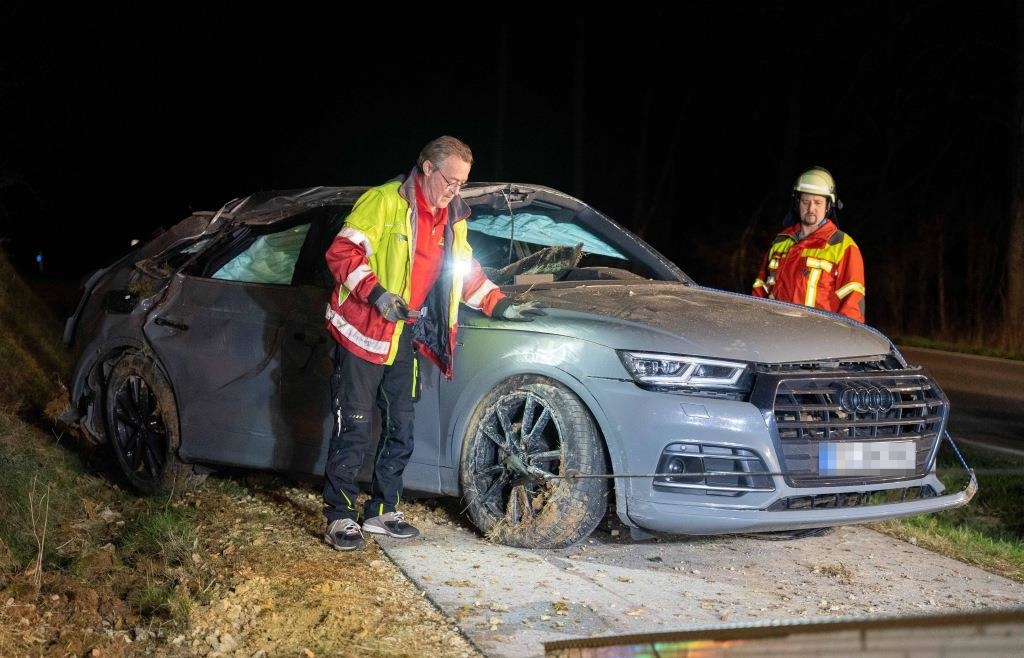 Fahrer betrunken: Audi überschlägt sich mehrfach