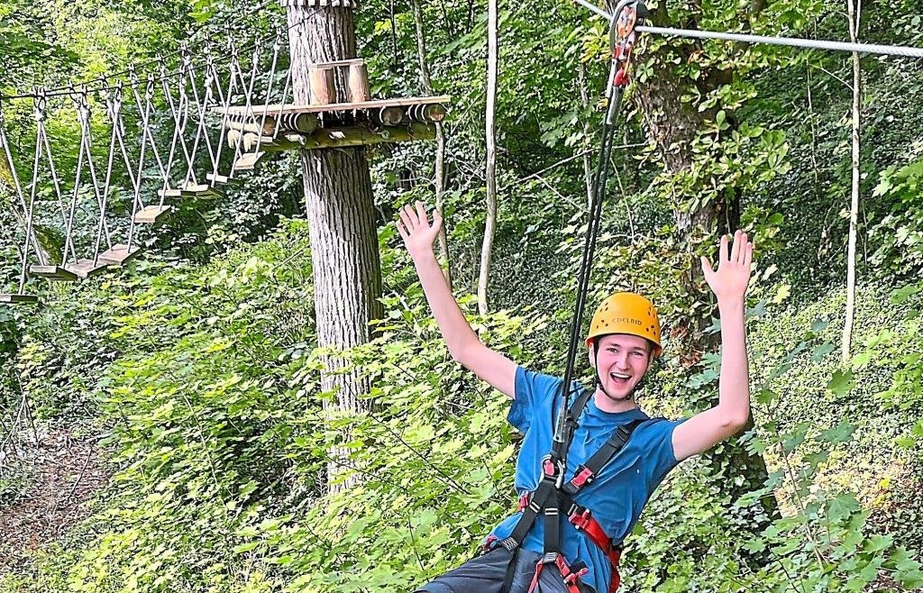 Der Nervenkitzel Der Enge Sie Fahren Auf Einer Schmalen Strase Etwa 20 Meisterkurs Im Langsamen Fahren