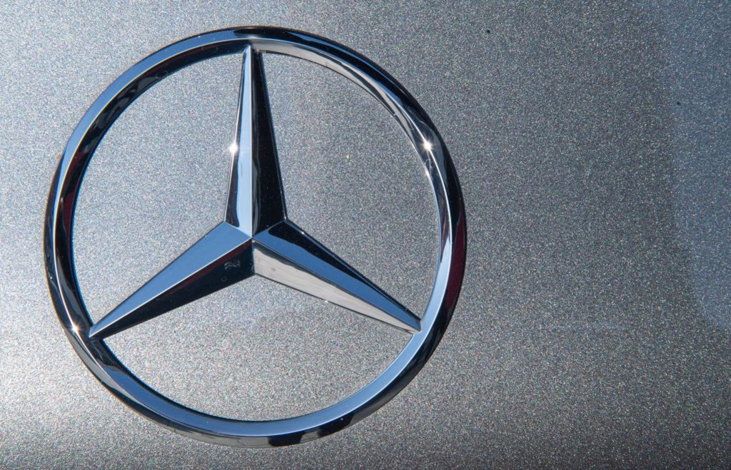 Nagelneuer Mercedes brennt auf der A9 bei Roth aus – Insassen retten sich