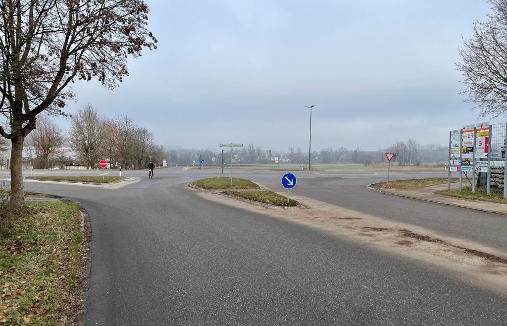 Grüne beantragen Querungshilfe: Radler leben gefährlich an der alten B300 in Ecknach