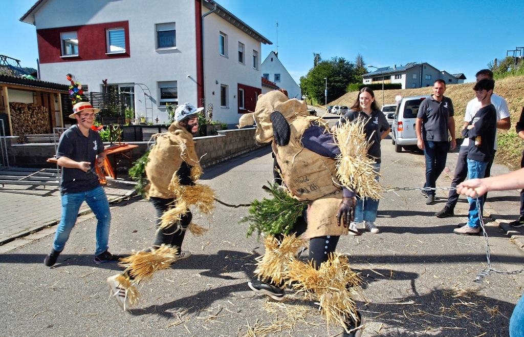 Kerwabären treiben im Thalmässinger Oberdorf ihr Unwesen