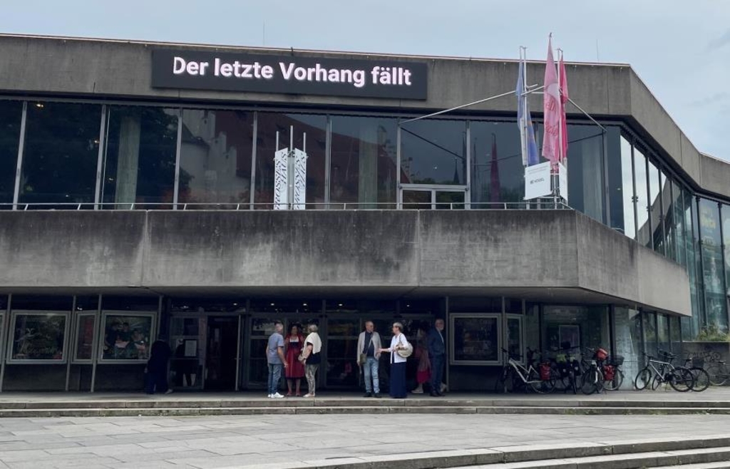 Publikum und Ensemble nehmen Abschied: Finale Vorstellung im ...