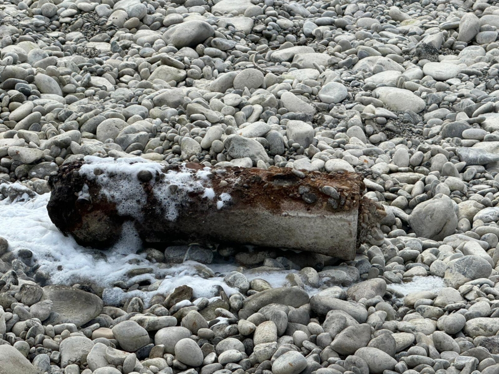 Rot-blauer Rauch und Schwefelgeruch: Phosphorbombe auf Kiesbank im Lech ...