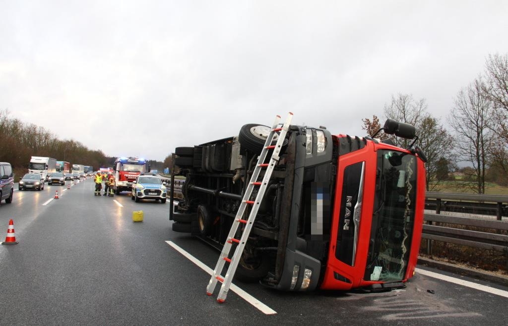 Umzugslaster kippt auf der A9 bei Denkendorf um: Zwei Verletzte